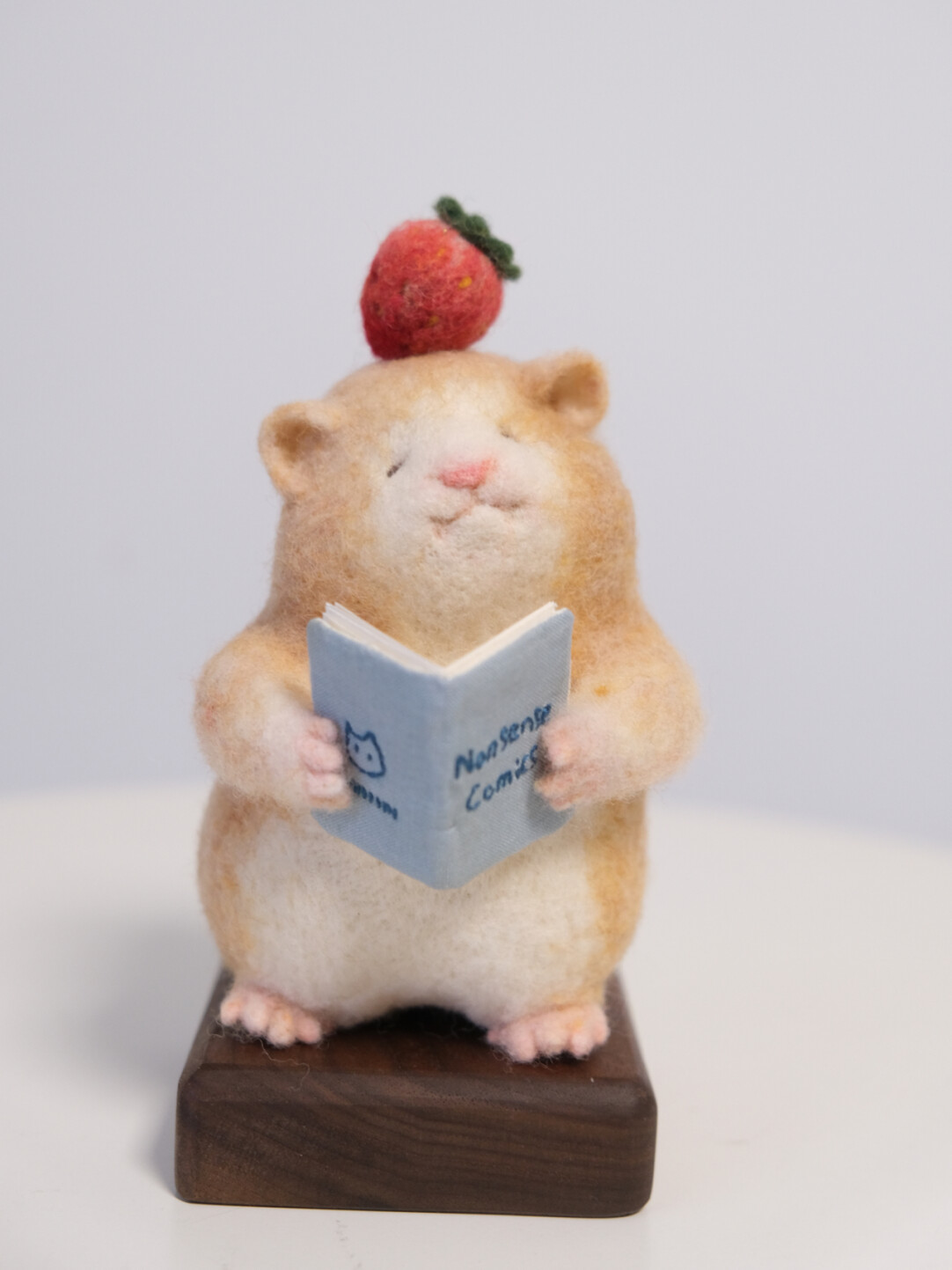 Reading Hamster - amohandmade.com